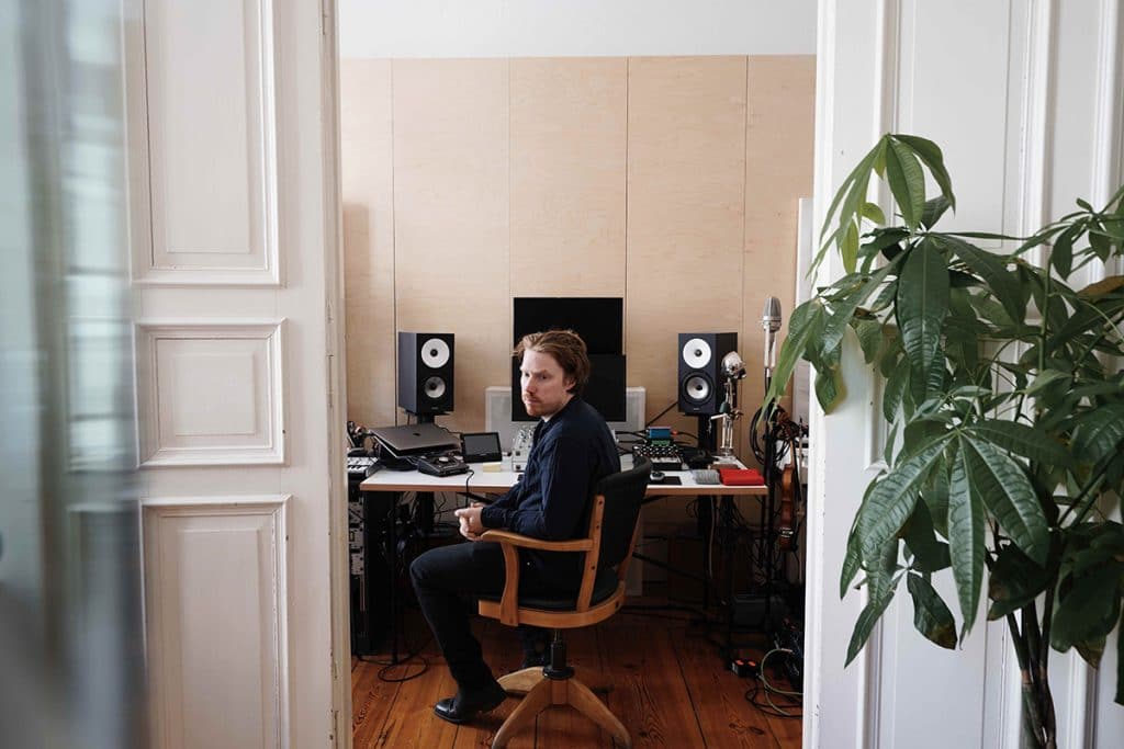 Simon Goff Explores the Expanses of Ambient Composition and Production with Amphion