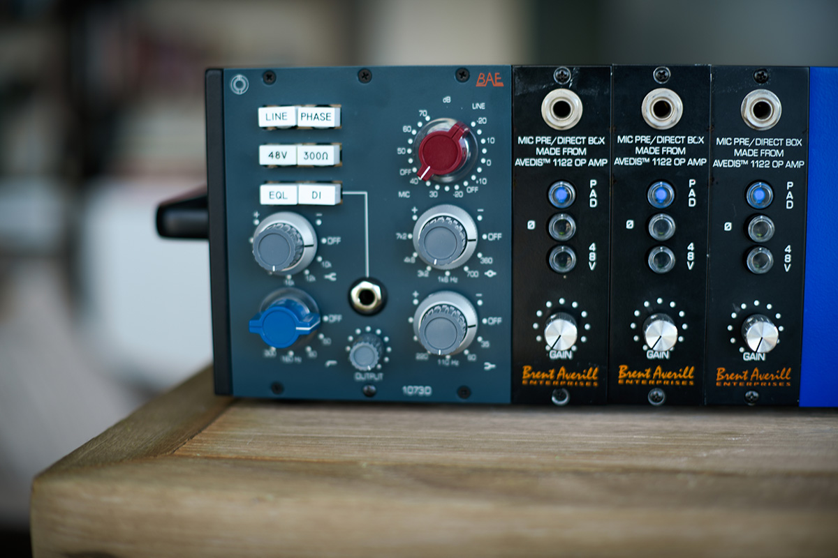 Rock Music Icon Peter Frampton Journeys Back to His Blues Roots with ...